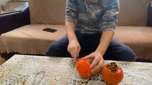 Буду вам показывать как отличить ￼ хурму от королек)