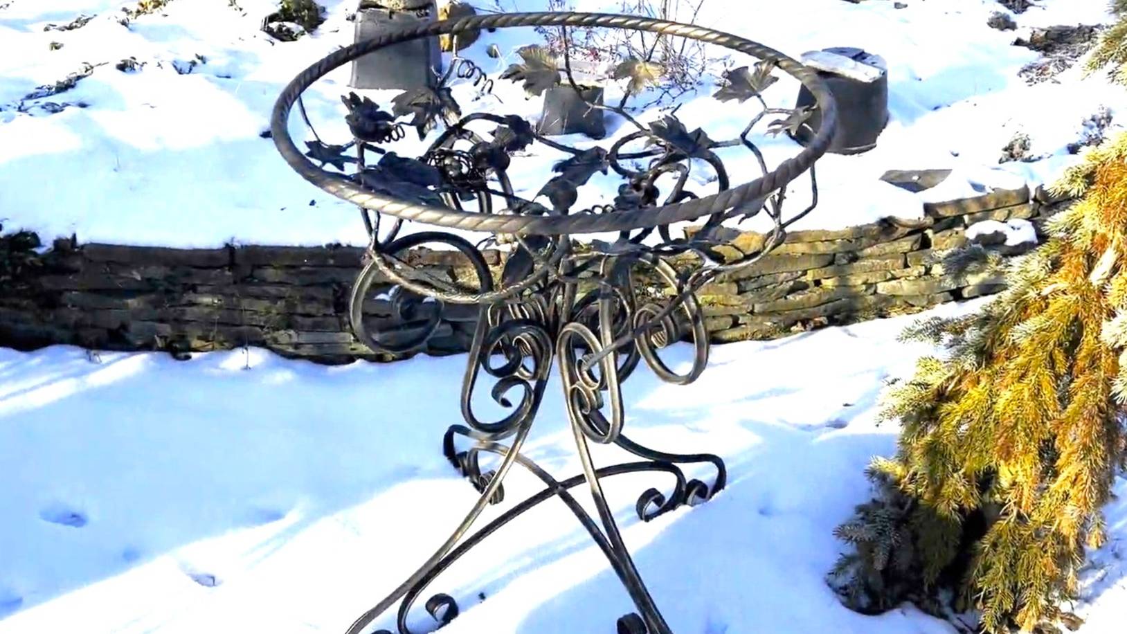 Подстолье кованое "соловьи и виноград"