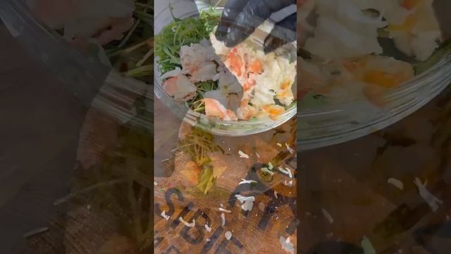 Салат с камчатским крабом, рукколой, черри и фетой