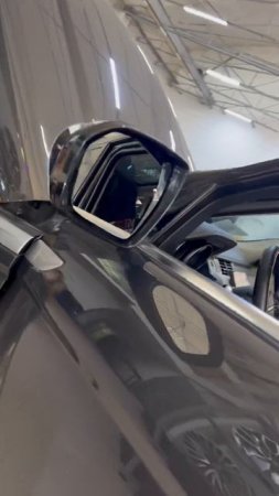 в Range Rover Evoque поставили большой мультимедиа монитор и подключили круговой обзор к нему