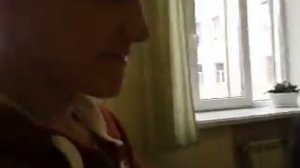 Пацан ловит бумажки)