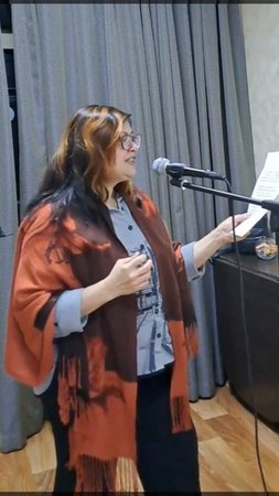 Разработка новой песни преподавателем вокала.
