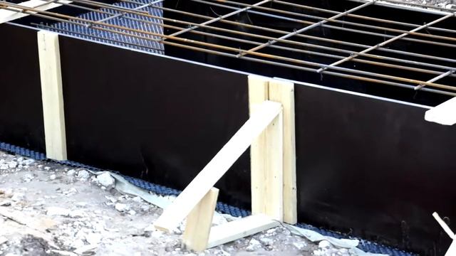 Сборка опалубки для устройства фундамента. 3 серия фильма "Дом из газобетона за сезон"