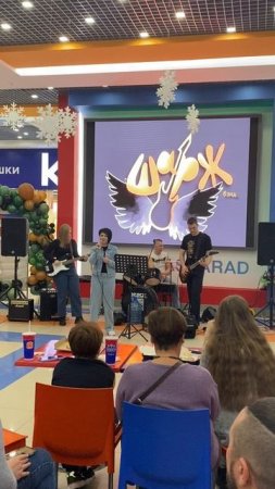 Девушка мечты на фудкорте