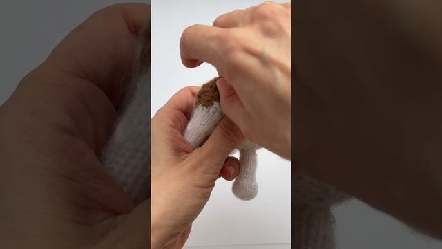 Прячем конец нити после вязания хвостика.