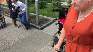 Маленькое бордюр мешает преодолеть препятствие даже на электрической коляске