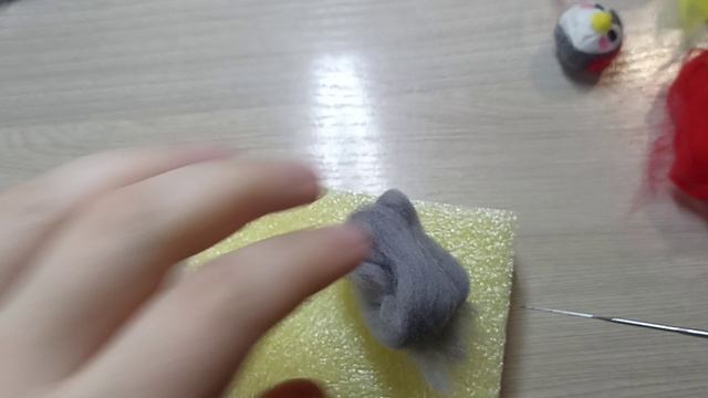 Пингвиненок в красных наушниках / Валяния из шерсти