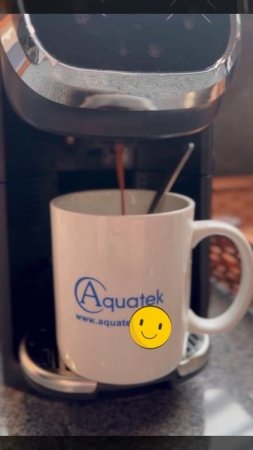 Кружка бодрящего кофе вместе с Aquatek.