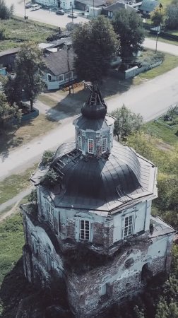 Полуразрушенная церковь в селе Коптелово, Свердловская область