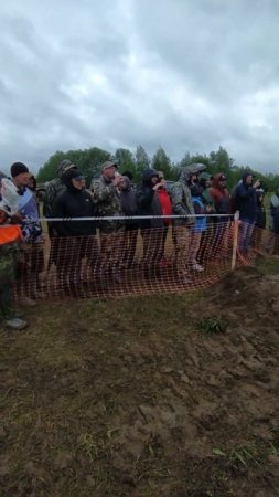 Тайга 4х4 вездеход с ломающейся рамой борется с тяжелым рельефом