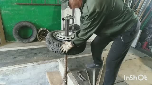 Самодельная шиномонтажная стойка из металлолома.