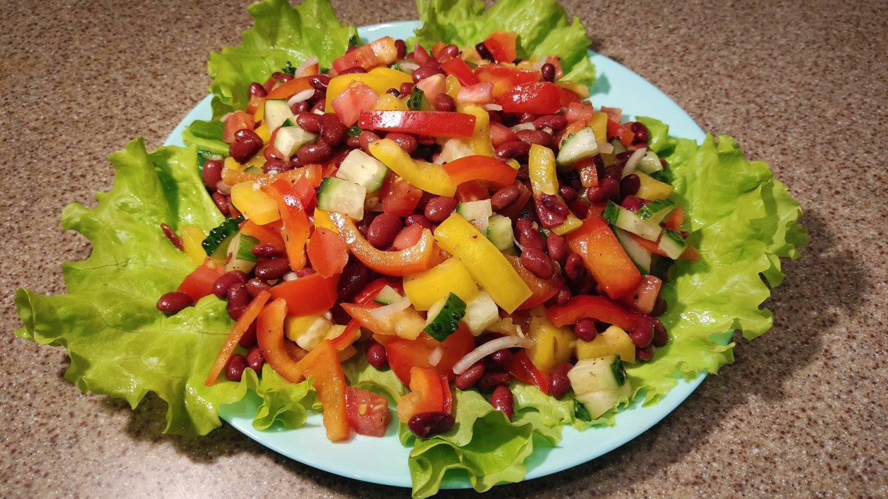 Испанский салат с фасолью и маринованными овощами. Салат на праздничный стол.