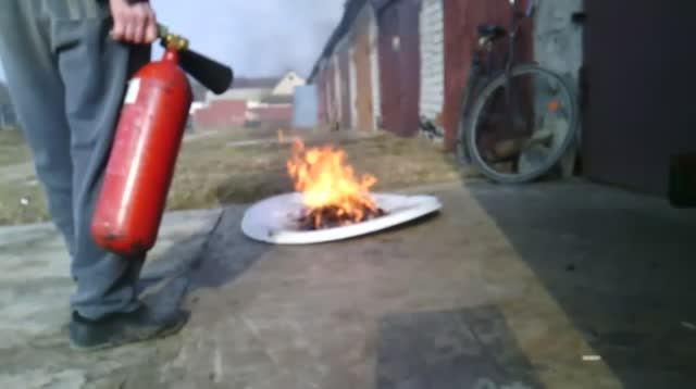 Углекислотный  огнетушитель  ОУ -5 .Carbon dioxide fire extinguisher.mp4