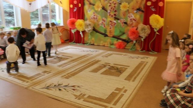 09 Мальчики провожают девочек