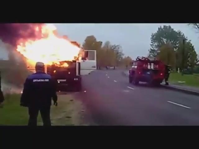 Ивот-- Дятьково. Сгорел. Пожарные тушат горящий автомобиль.Firefighters extinguish a burning car.