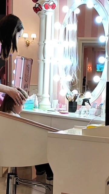 Полина в салоне красоты Hello Kitty Остров Мечты