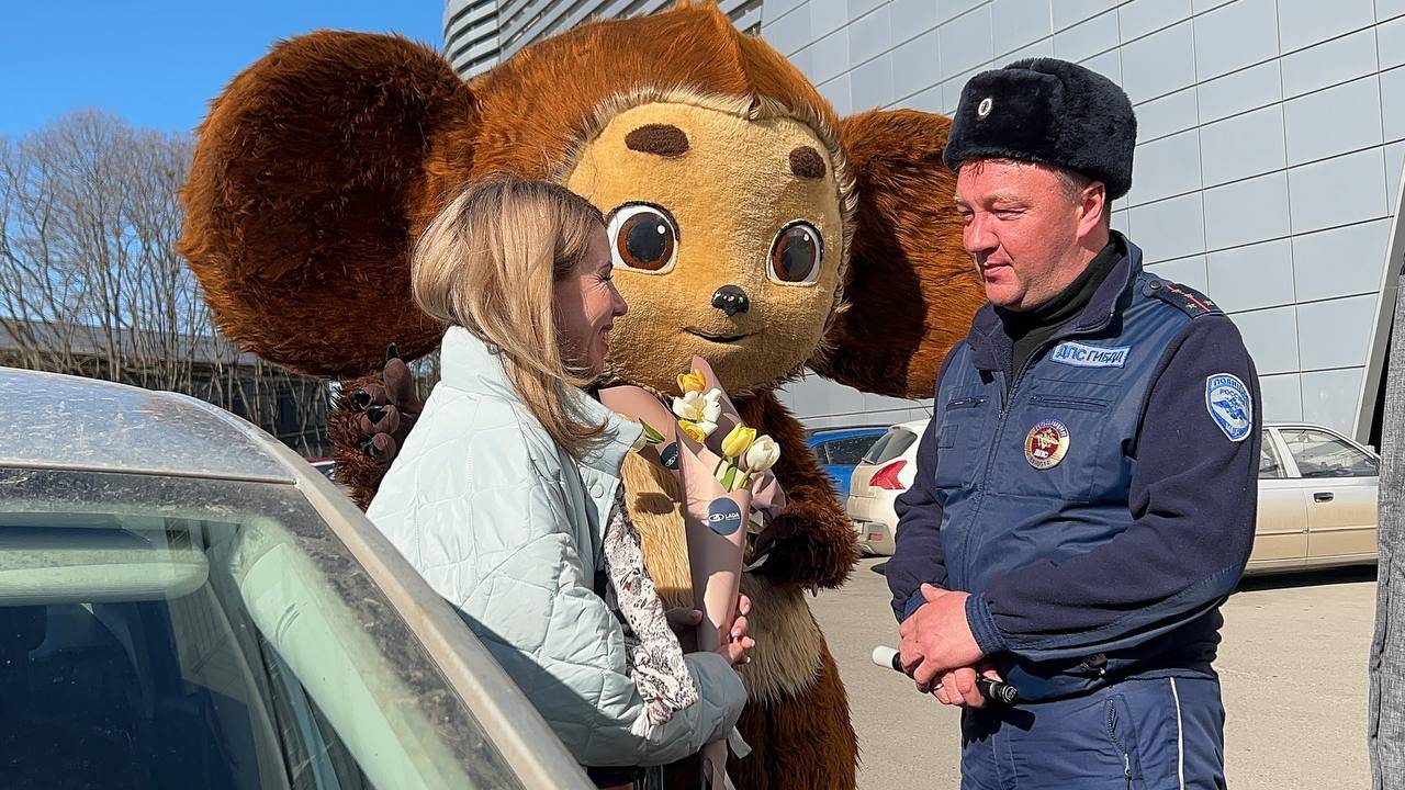 В Белгороде автоинспекторы поздравили участниц дорожного движения с 8 марта!
