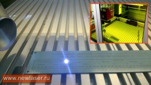 Гравировальный лазерный станок для промышленного производства табличек.