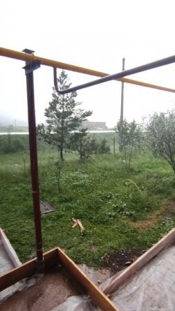 Внезапно хлынул дождь. Лягушка притянула тучу #деревня #лето #дождь #опалубка #бетон #лягушка
