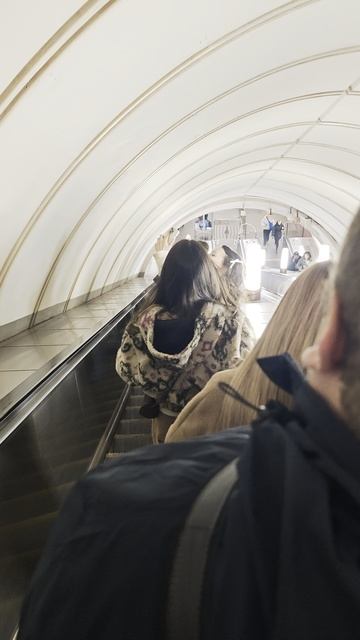 Поющий эскалатор в московском метро  l Зана Аэлита | aelitaazina
