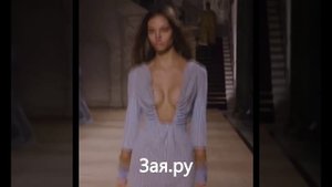 Алеся Кафельникова вышла на подиум в Париже