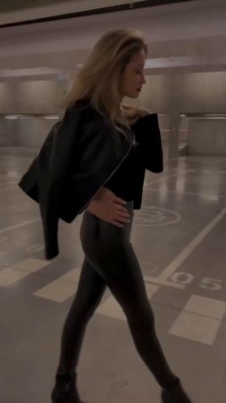 Красивая женщина проходит мимо в кожаной одежде ❤️
