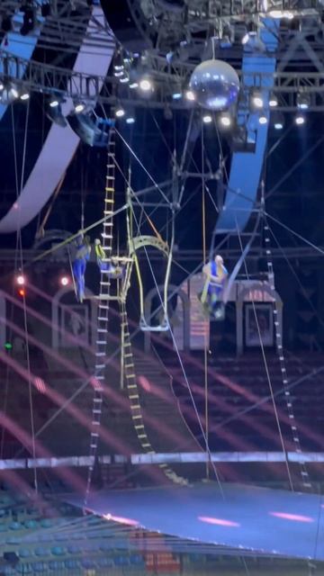 Шоу «воздушный полет» воздушные акробаты