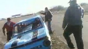 Местные гопники ломают запорожец