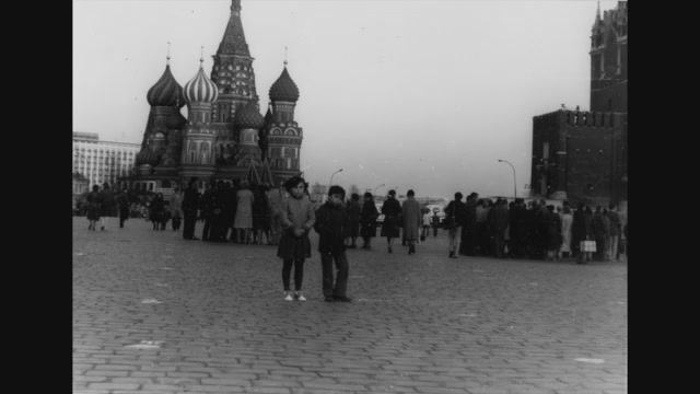 Аня и Арсен играют и поют