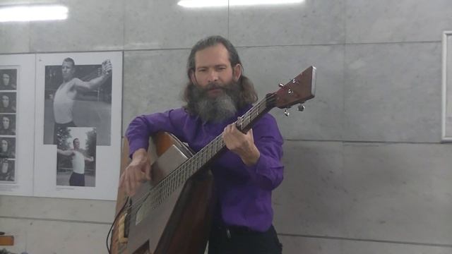 Круто ребята лабают на балалайках. Позитив. Московское метро