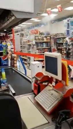 Жесть в  магазине МАГНИТ сегодня!!! в Брянске!!! ( тараканы на кассе)