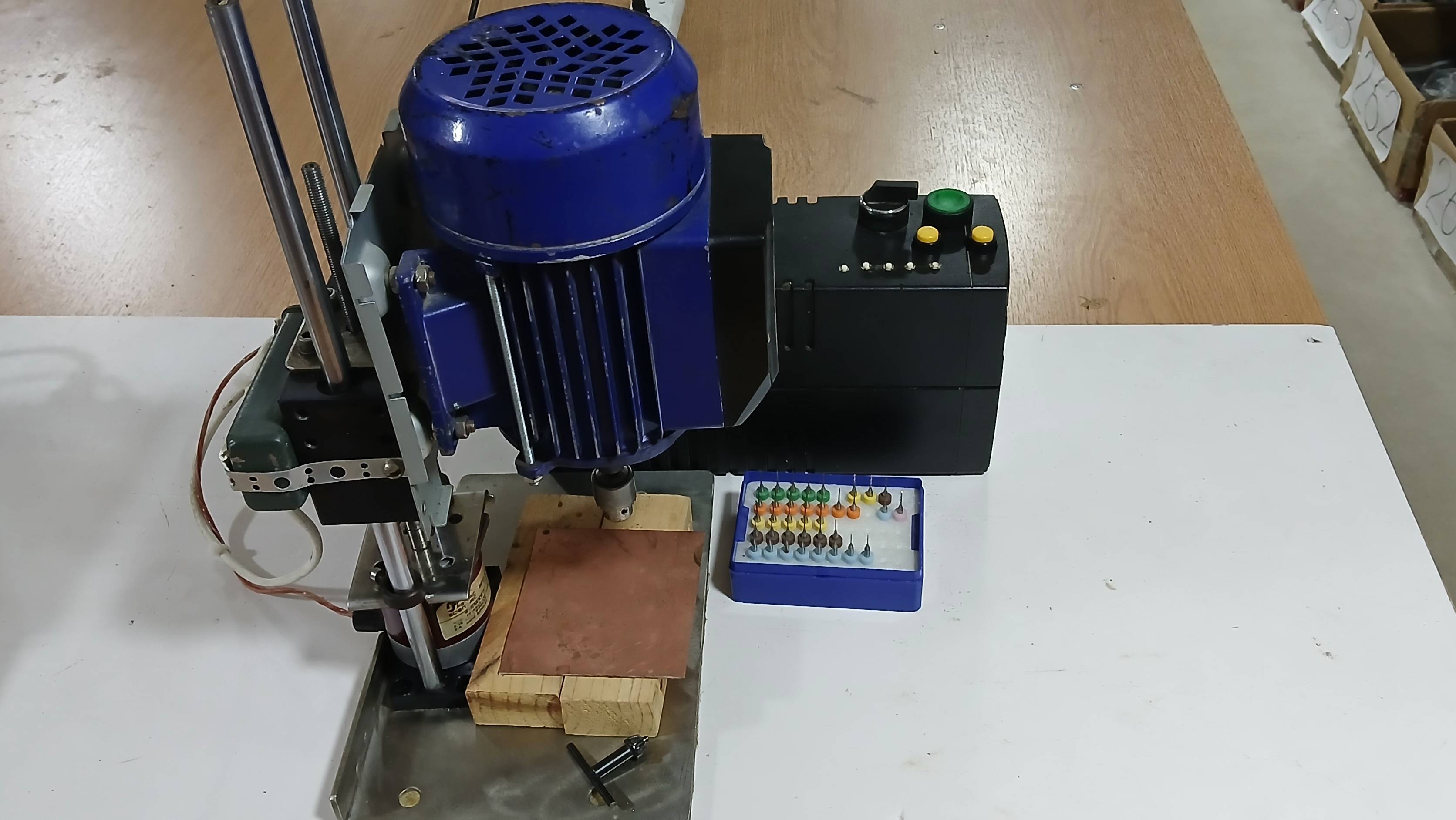 Самодельный сверлильный станок для сверления печатных плат.