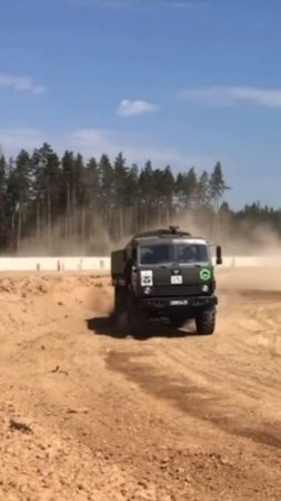 Едет КАМАЗ 43 — песочный дрифт на полноприводном хаки