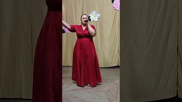 "Танцуй шикарная, танцуй красивая"поют гостьи из ДНР