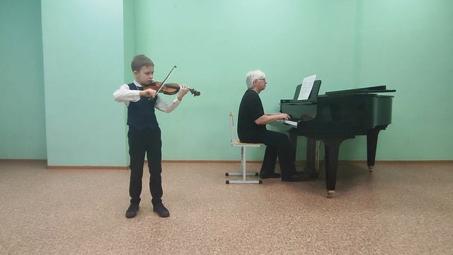 Филипп Иванов, 8 лет (скрипка). А. Комаровский "Вперегонки"