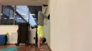 Стойка на руках у стены (Wall handstand)