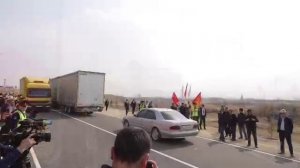 Открытия границы между Киргизией и Таджикистаном первые автомобили поехали в обе стороны ...