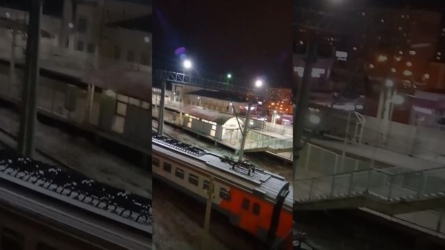 Маневровый ТЭМ14  тянет электропоезд ЭД4М - 0291.