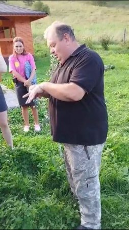 дядя Слава, рассказывает туристам о пчёлах, это всегда захватывающее  зрелище! 🐝🍯