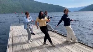 💃 Танцы на фоне Телецкого озера – радость путешествия! 🏔️🌊