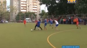 Девушки тоже умеют гонять мяч