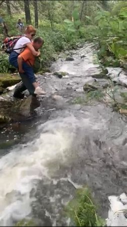 Тур на Алтай! Туристы идут по тропе к водопадам Шинок!