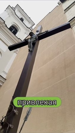 Внутри костела можно увидеть уникальные фрески, статуи и другие произведения искусства, о