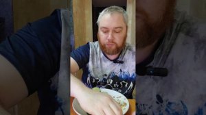 Худею. День 8/1. На завтрак тушеная капуста с перловкой в сковороде с жареным яйцом и зеленью.
