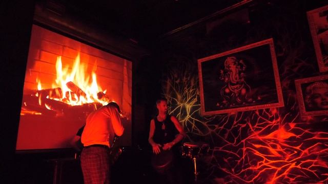 саксофонист Syntheticsax & перкуссионист Павел Тюрин - у огромного камина согреваются под органик