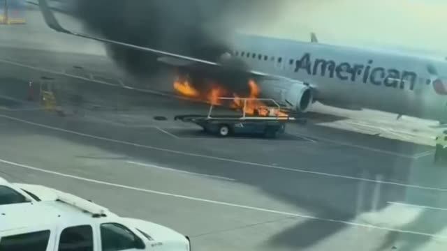 В аэропорту Денвера, (США) загорелся самолёт с пассажирами на борту✈️