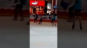 мы с подругой Лизой катаемся на коньках.2015 год.