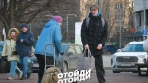 Смешной пранк / Притворился бедной бабушкой на дорогой машине