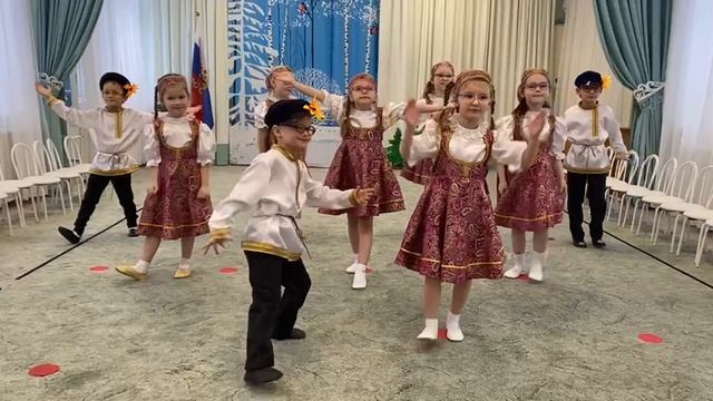 Коллектив "Весёлые нотки" с песней "Ах, снежок!",  обучающиеся группы 10