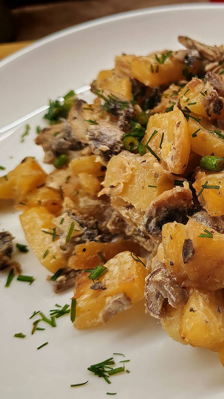 Картошка тушеная на сковороде с грибами - просто и очень вкусно.